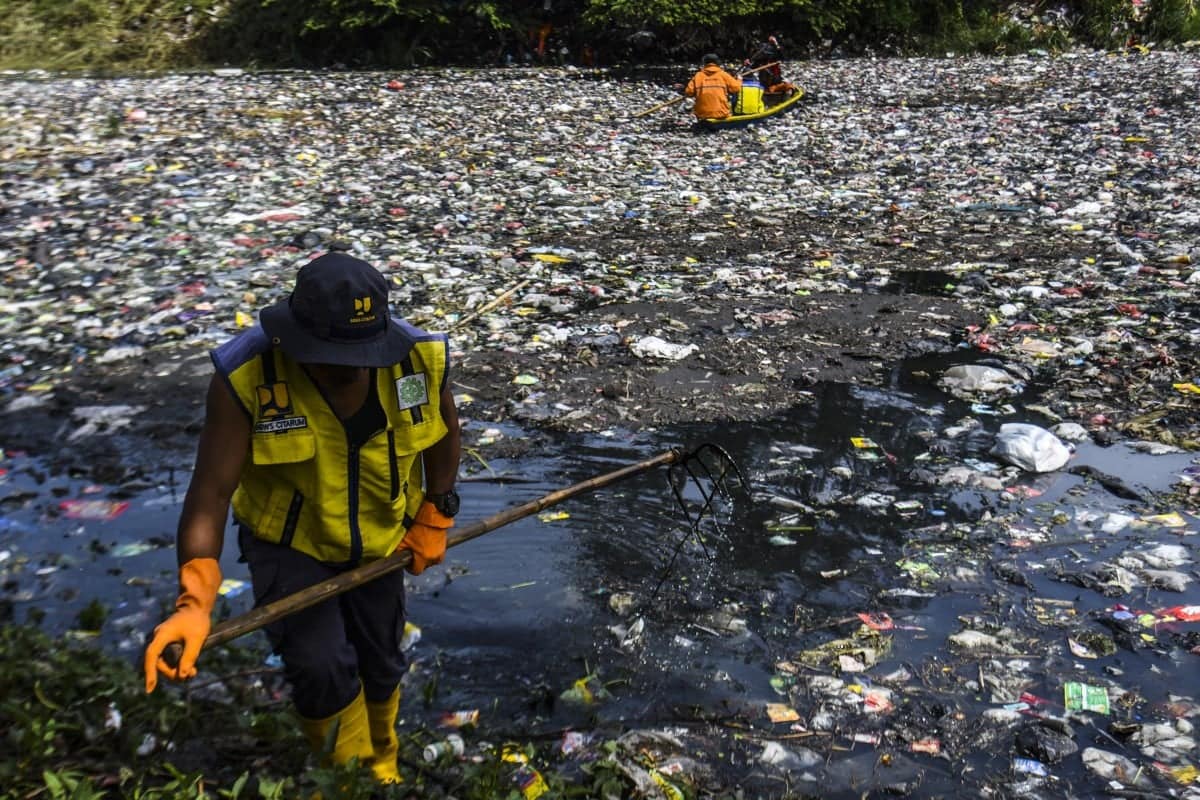 Fiume Citarum e la fatica per ripulirlo dalla plastica
