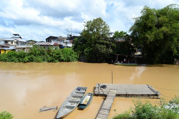Il fiume Kolok sulla mortale frontiera porosa thai con la Malesia